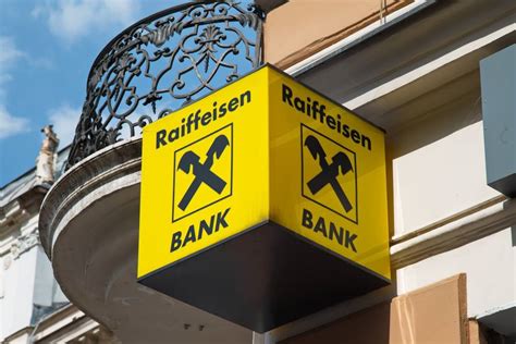 Česká banka v kleštích Klienti na ní tlačí aby opustila Rusko