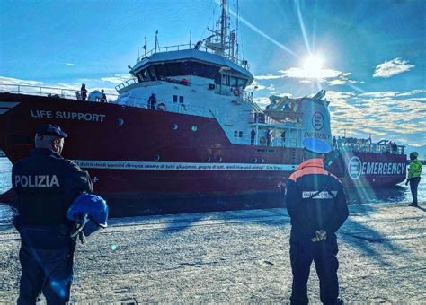 Sbarco Di Migranti Al Porto Di Marina Di Carrara Tra I 29 Un Bambino