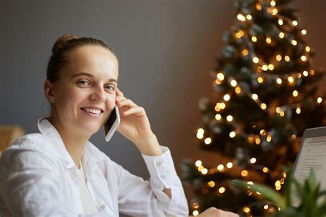 Premium Photo Portrait Of Adorable Caucasian Smiling Woman Wearing White Shirt Sitting On