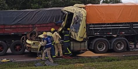 Carreta bate em traseira de caminhão e cabine se desmancha P1 News