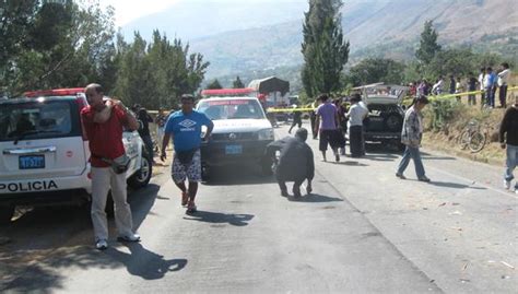 La Oroya choque de auto y camión deja un muerto y dos policías heridos