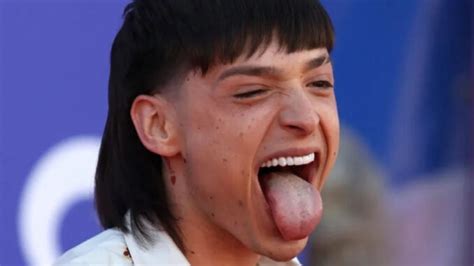 VIDEO Peso Pluma sorprende a sus fans con nuevo corte de cabello así