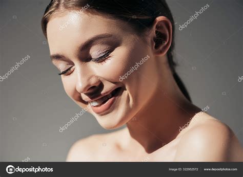 Hermosa Chica Sonriente Desnuda Posando Aislada Gris fotografía de