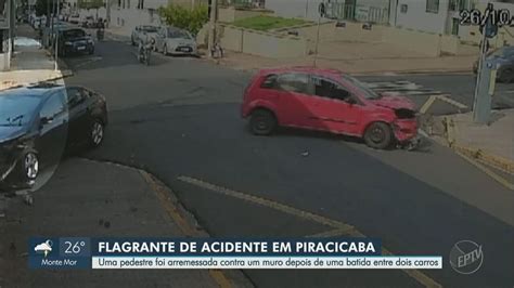 Câmera flagra atropelamento de mulher na calçada após batida entre