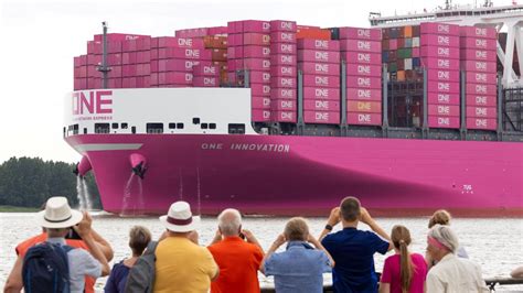Hamburg Pinkes Containerschiff One Innovation Zieht Schaulustige An