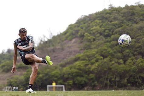 Tiquinho Soares tem renovação automática o Botafogo até 2025