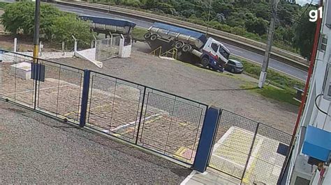 Vídeo Vídeo mostra momento em que caminhão tomba em cima de carro e