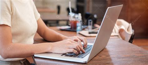 Mulher de negócios casual usando laptop mulher freelance digitando
