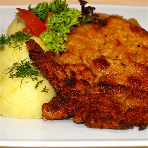 Kotlet schabowy ziemniaki kapusta zasmażana Po Świecie Kuchni