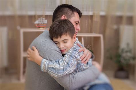 Hijo Triste Que Abraza A Su Pap Interior Foto De Archivo Imagen De