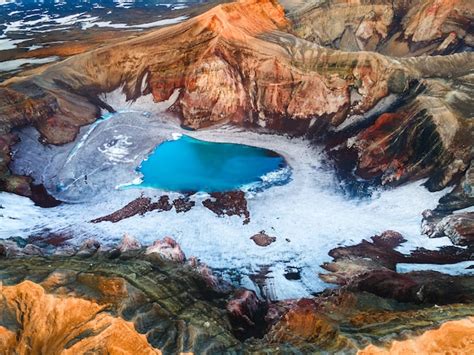 Lago azul na cratera do vulcão gorely na península de kamchatka rússia