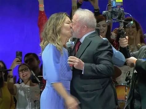 Lula beija Janja durante discurso em agradecimento às mulheres