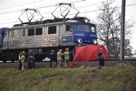 Tarnów Tragiczny wypadek na torach Pod kołami pociągu zginął 31 letni