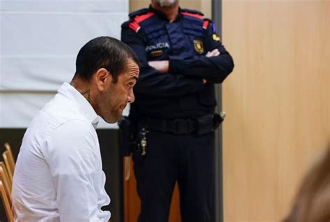 Daniel Alves Justi A Da Espanha D Liberdade Provis Ria A Ex Jogador