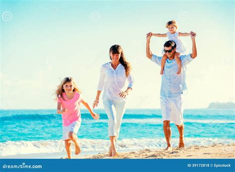 Familia Feliz En La Playa Foto De Archivo Imagen De Verano