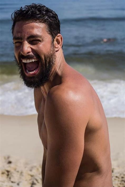 Cauã Raymond posta foto pelado na praia e atiça imaginação