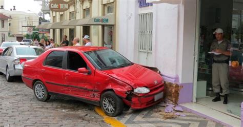 G Motorista B Bado Preso No Rs Ap S Bater Em Ve Culos E Parede