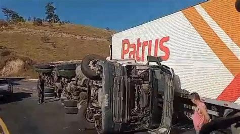 Carreta tomba na BR 381 próximo a João Monlevade veículo seguia