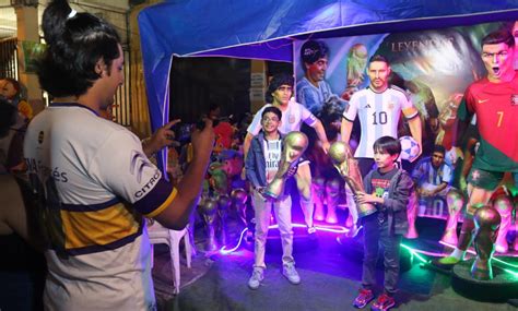 Guayaquil La Calle 6 De Marzo Llena De Monigotes Y Pipol