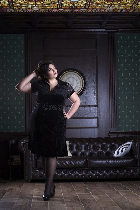 Plusgr Enmode Modell Im Schwarzen Abendkleid Fette Frau Auf