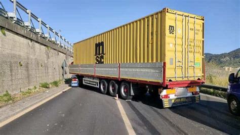 Messina Incidente Sulla Tangenziale Traffico Bloccato In Direzione
