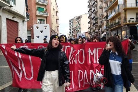 Cosenza Studenti In Piazza Contro Il Governo Meloni Soldi Alla