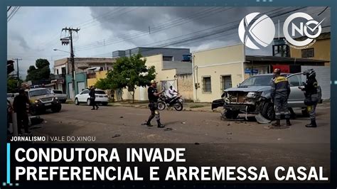 Motorista Invade Preferencial E Arremessa Casal De Motocicleta Em