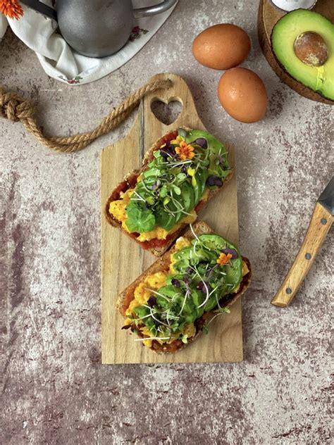 TOSTAS DE HUEVOS REVUELTOS CON AGUACATE