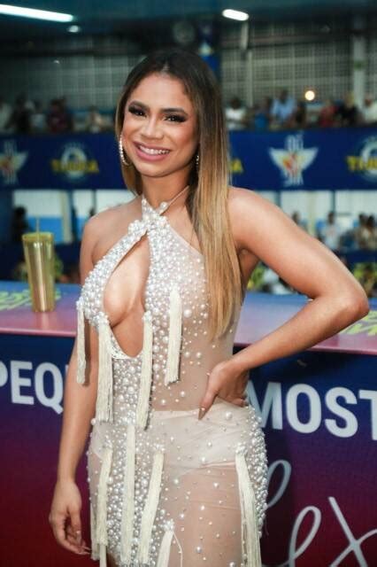 Lexa Cai No Samba Em Ltimo Ensaio Do Ano Da Unidos Da Tijuca
