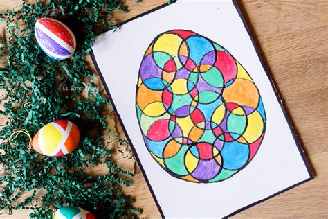 Un oeuf de Pâques tout en couleurs à la peinture