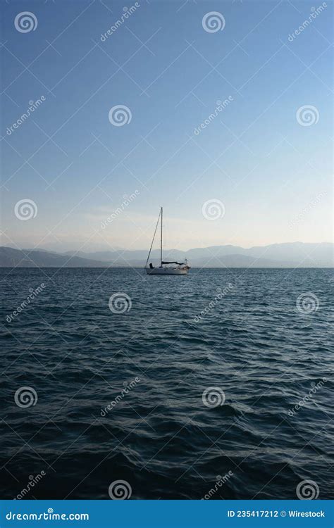 Tiro Vertical De Un Barco Que Navega En El Mar Cerca De Paralia Rachon