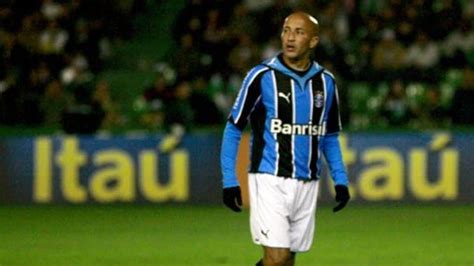 Lembra dele Saiba por onde anda Alex Mineiro ex centroavante do Grêmio