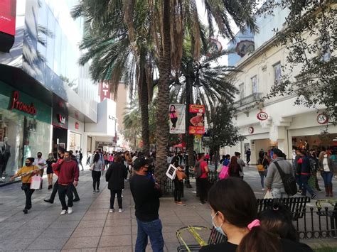 Ciudadanos abarrotan el Centro de Monterrey por compras navideñas