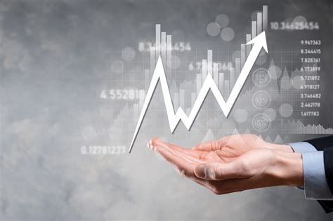 El empresario tiene datos de ventas y gráfico de crecimiento económico