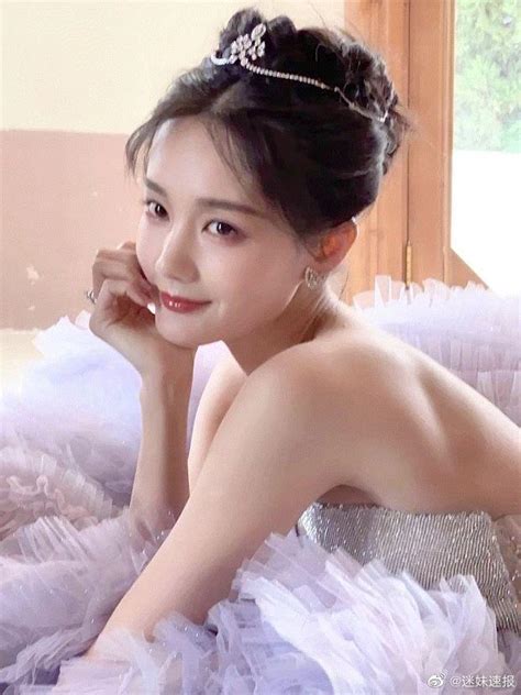 李一桐笑起来眼睛弯弯的好漂亮