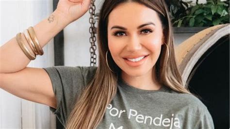 Chiquis Rivera se baja el pantalón frente a la cámara y enseña de más