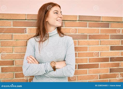Joven Adolescente Irlandés Sonriendo Feliz Inclinándose En La Pared De