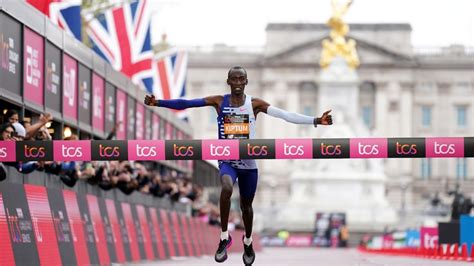 Kelvin Kiptum hace historia y destroza el récord del mundo de maratón