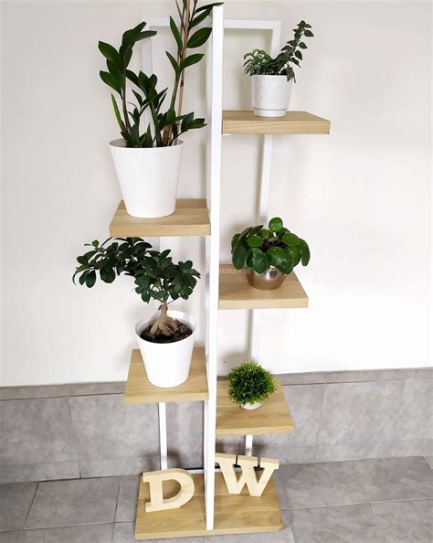 Metalowy kwietnik do salonu drewniane półki styl loft