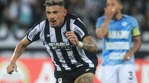 Botafogo encaminha renovação do contrato de Tiquinho Soares