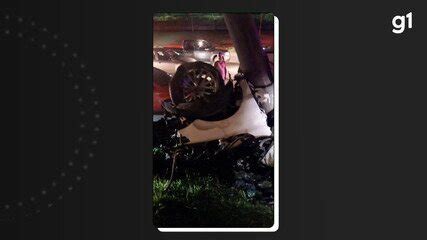 Dois Homens Morrem Ap S Carro Bater Em Poste Na Avenida Paralela Em
