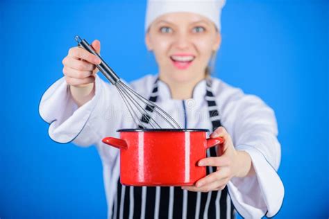 Schlagsahnespitzen Und Tricks Frauenberufschefgriffschneebesen Und Topf Peitschen Wie Pro M