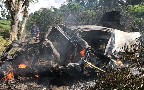 Professor morre após carro capotar e pegar fogo no extremo sul da Bahia