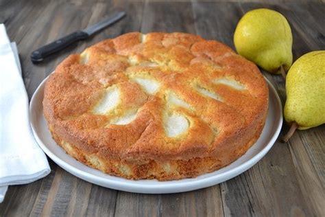 Gâteau moelleux aux poires est un dessert rapide et facile