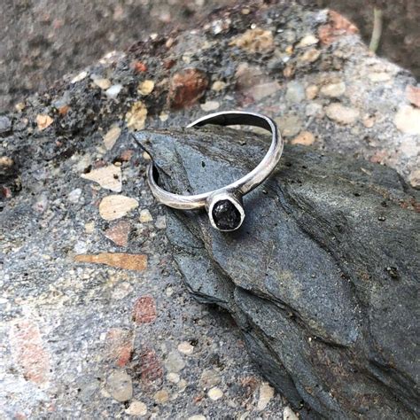 Pierścionek z czarnym diamentem Kamyki Moniki Biżuteria artystyczna