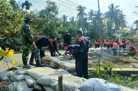 Polisi BPBD Bantu Warga Perbaiki Tanggul Sungai Jebol Di Pesisir Aceh