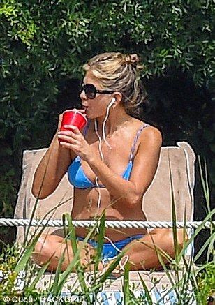 Jennifer Aniston Shows Off Her Amazing Abs In Blue Bikini Artofit