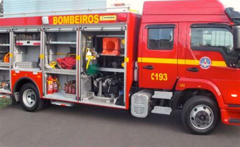 Bombeiros usam 9 mil litros de água para controlar as chamas em