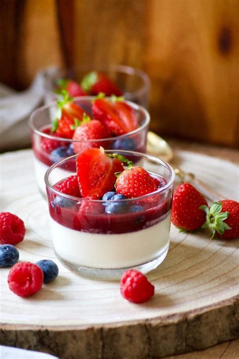 Panna cotta vanille au coulis de fruits rouges Dessert léger et frais