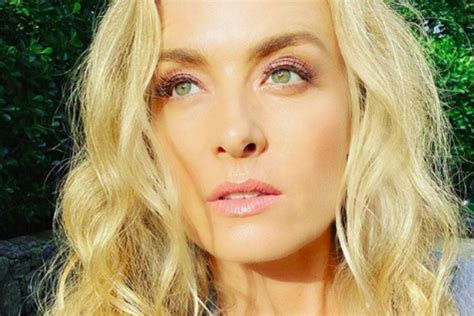 Angélica surpreende web ao relembrar foto da infância Não desista
